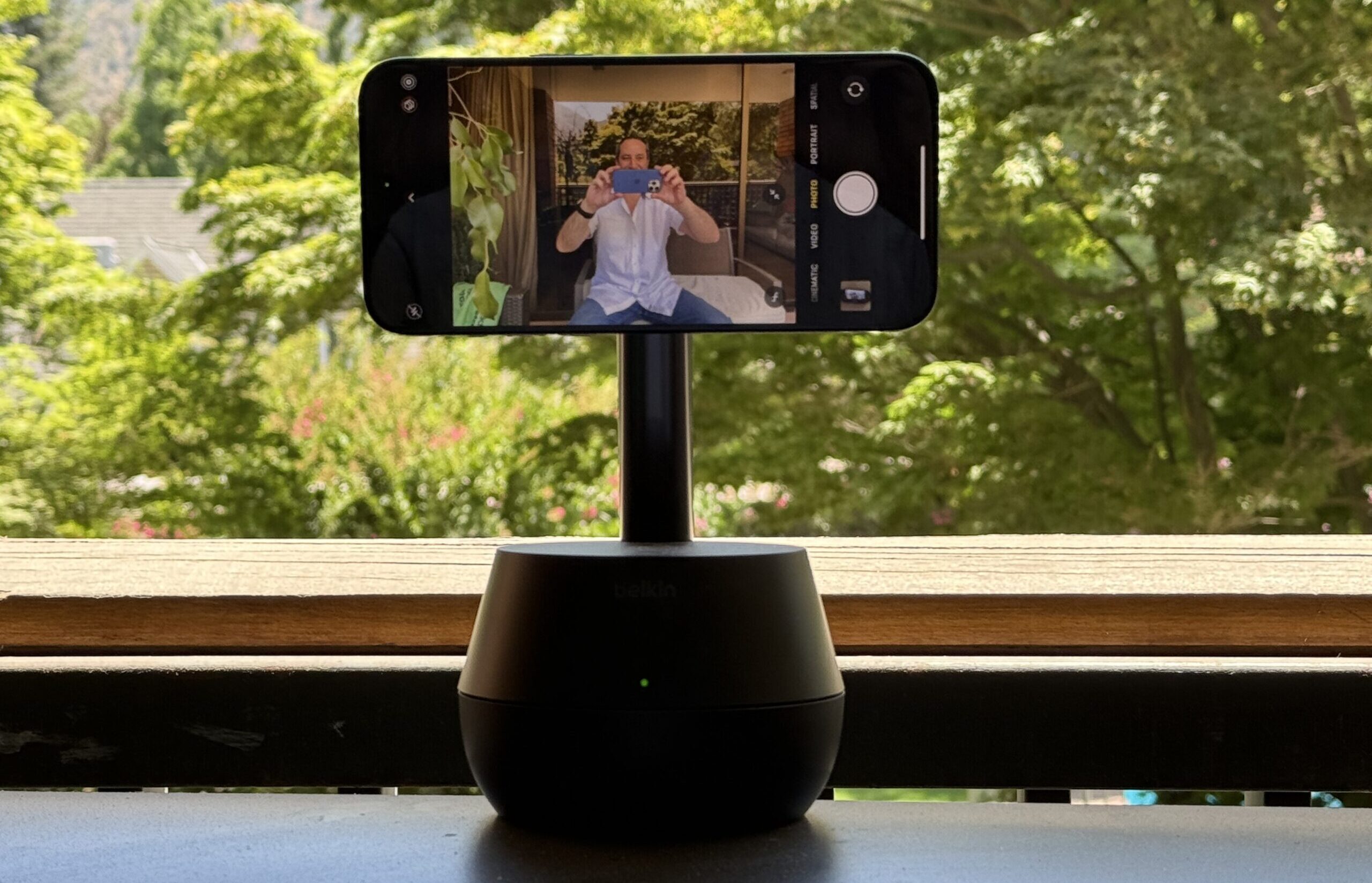 [Reseña] Belkin Auto-Tracking Stand Pro (con Dock) - Bola Extra